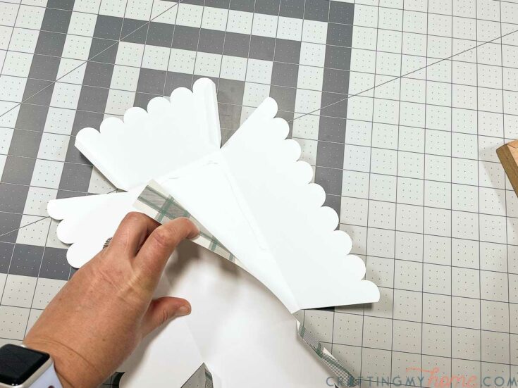 Plaid Paper Food Trays • Crafting my Home