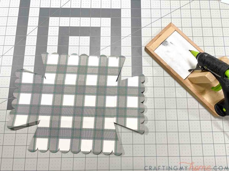 Plaid Paper Food Trays • Crafting my Home